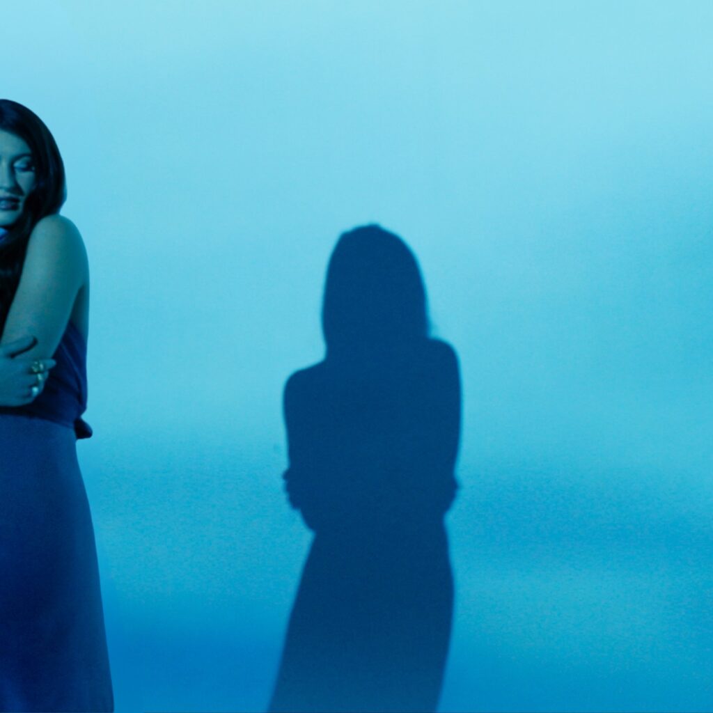 alayna tugs at the heartstrings on her exquisite new single ‘Hold Me ...