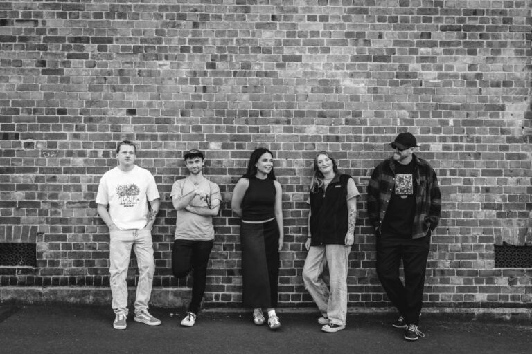 Emily Alice release their next single ‘Holding On’ – Muzic.NZ