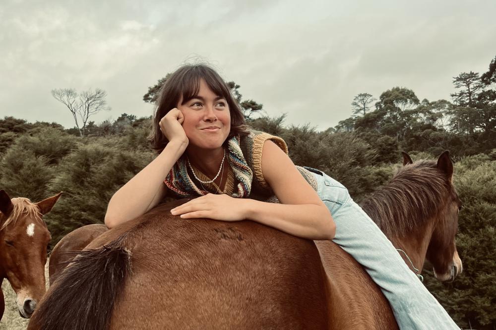 FEI LIN Releases New Single ‘Love is a Ladder’ – Muzic.NZ