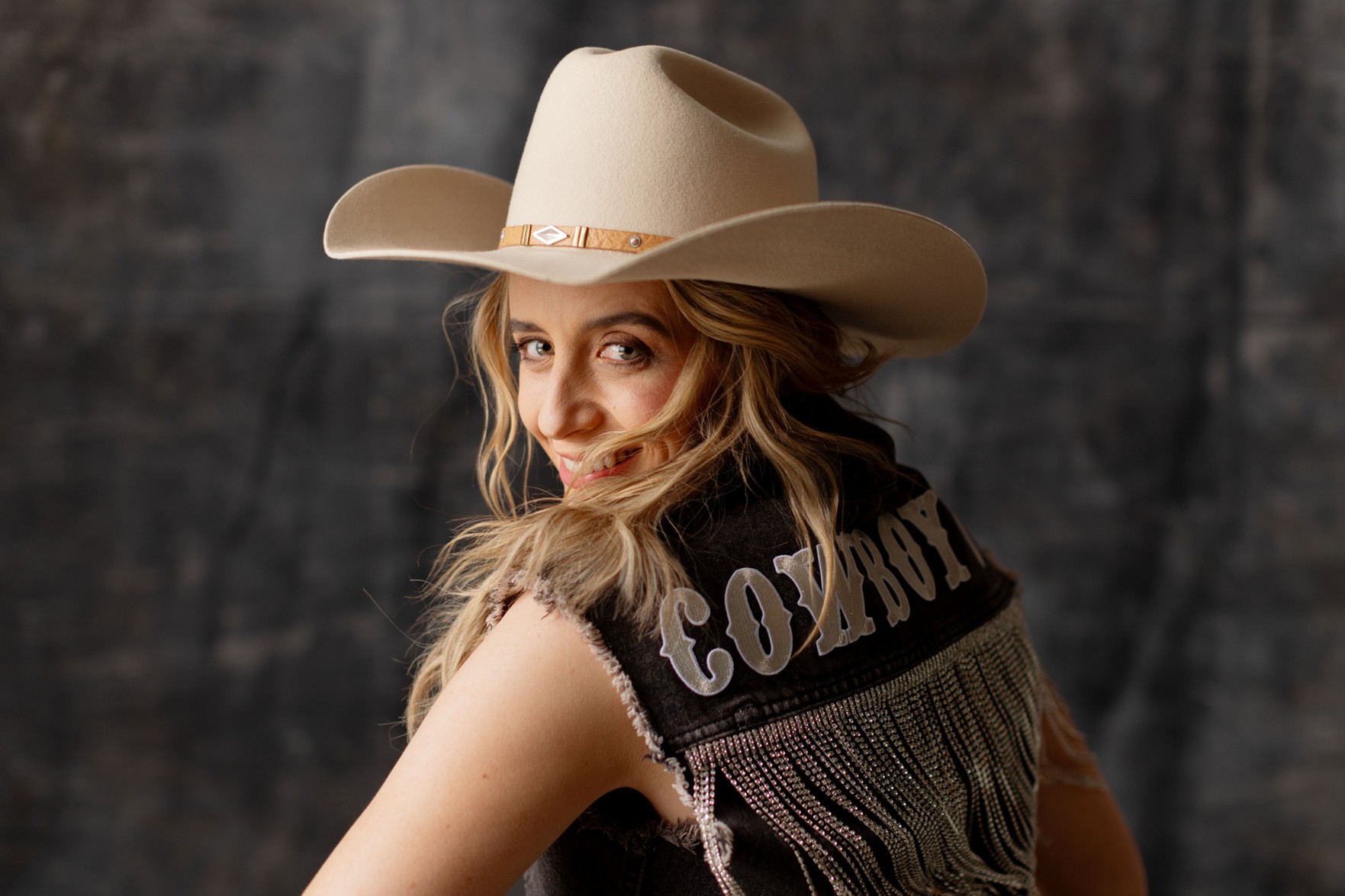 Kaylee Bell Announces New Album ‘Cowboy Up’ – Muzic.NZ